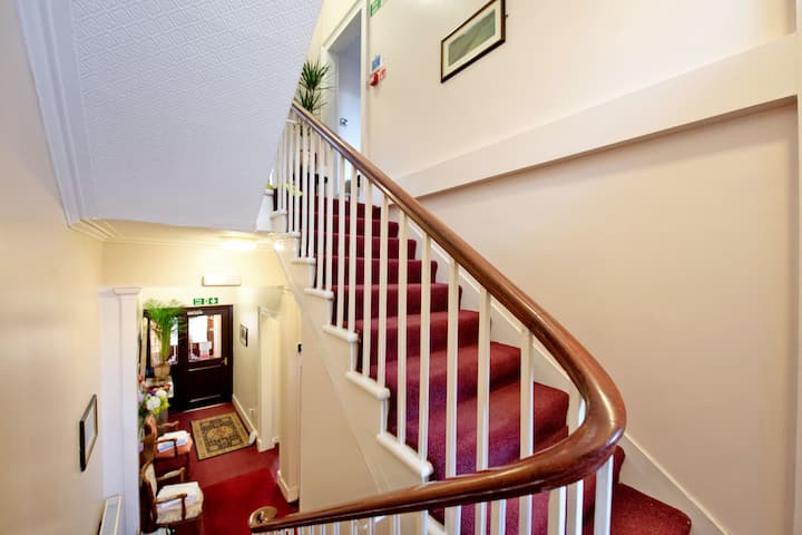 Grand Mansion, 9 Beds, Sleeps 17, Parking - Groups - Aberdeen, UK