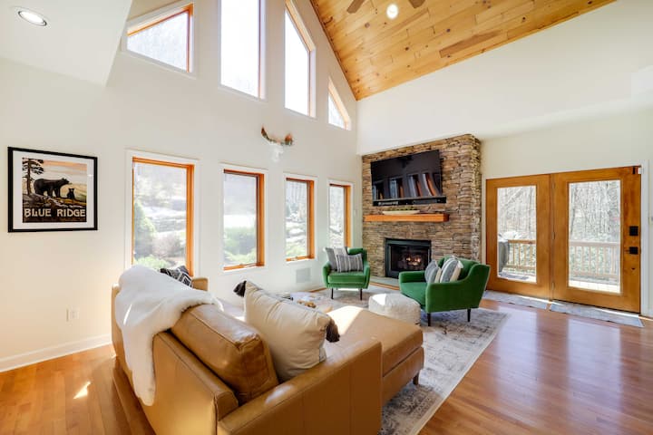 Deck + Scenic Views: Beech Mountain Cabin - Banner Elk, NC