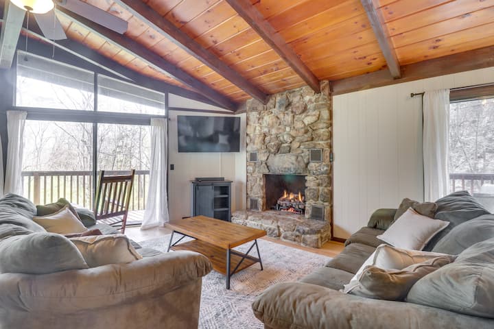 Mcgaheysville Vacation Rental: Yard & Fire Pit! - Massanutten, VA