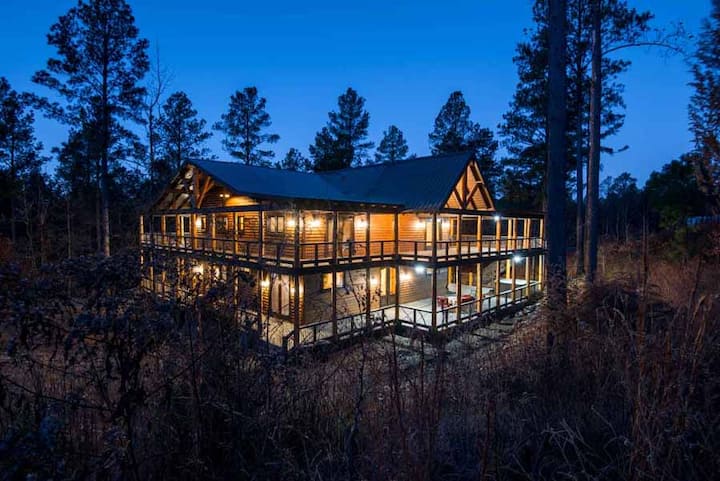 Deck-a-saurus: Sleep 20, W/hottub, Wifi, Pets - Broken Bow, OK