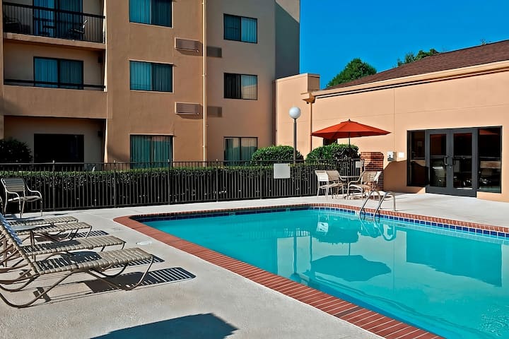 Prime Location! Outdoor Pool, Pets Allowed! - Concord, NC