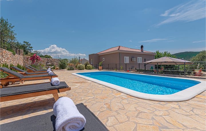 Beautiful Apartment In Sibenik - Šibenik