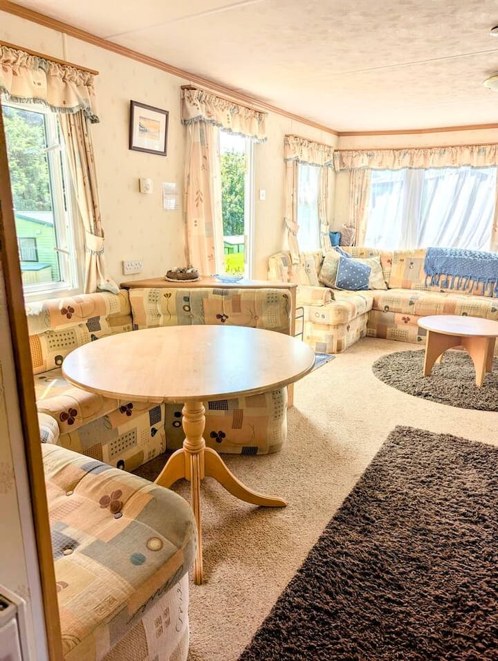 Family-friendly Woodland Caravan - Tywyn