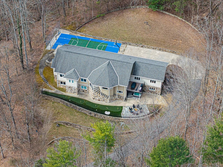 7k Sqft Estate - Epic Amenities & Fun - Sleeps 20 - Asheville, NC