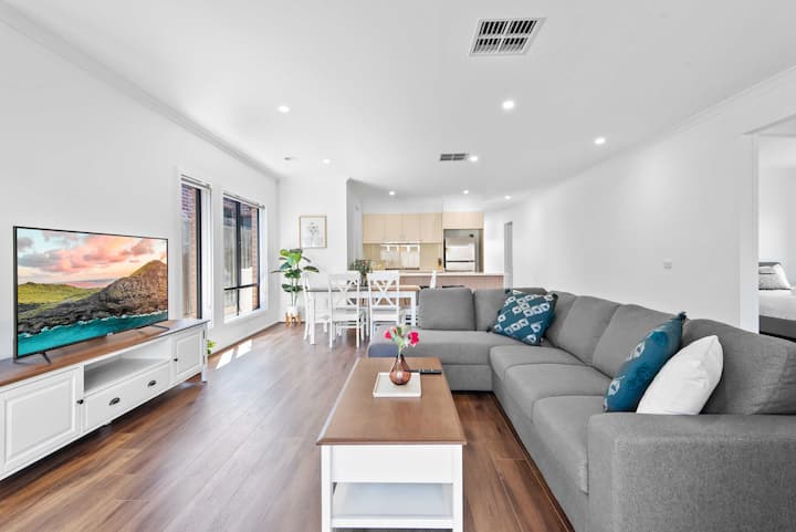 Spacious 4-bed Family Home In Peaceful Spot - Melton
