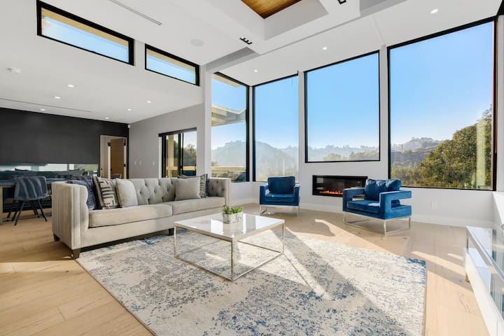 Hollywood Hills Gem: Pool Table & Stunning View - Beverly Hills, CA