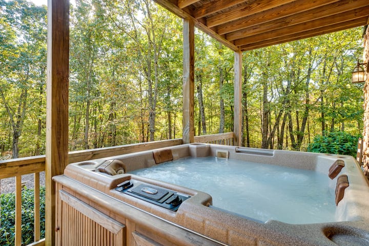 Family Getaway: Georgia Cabin W/ Outdoor Hot Tub - Clermont, GA