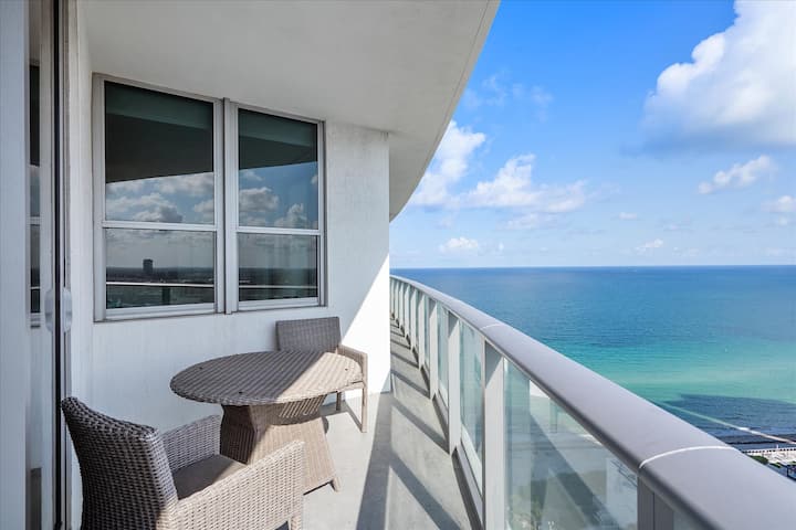 Ocean Views, Perfect Location & Resort Amenities - Hollywood, FL