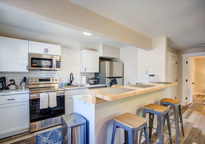 In-unit Laundry, A/c, Free Parking, Dishwasher. - Madison, WI