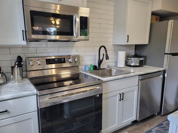 In-unit Laundry, A/c, Free Parking, Dishwasher. - Madison, WI