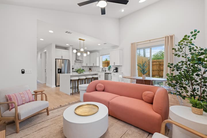 Heavenly Wonderland | Group Travel | Heated Pool - Austin, TX