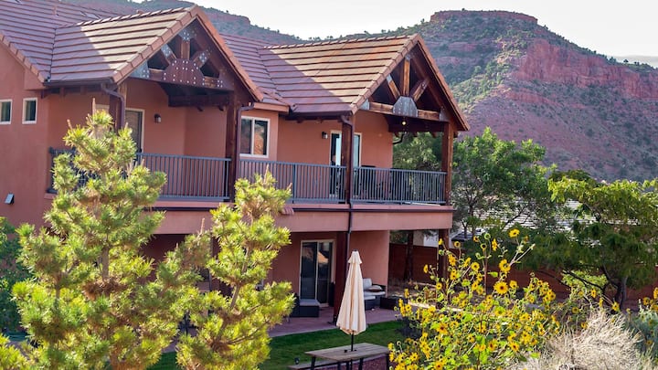 Desert Luxury Home —Pool, Hot Tub & Views In Kanab - Kanab, UT