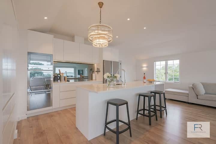 Stunning Home With Ocean Views - Auckland