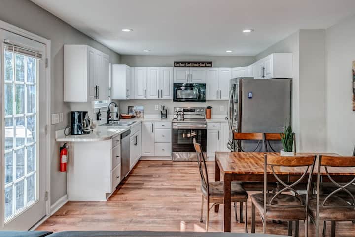 Walk To Helen Main St! Hot Tub • Sleeps 9 • - Helen, GA