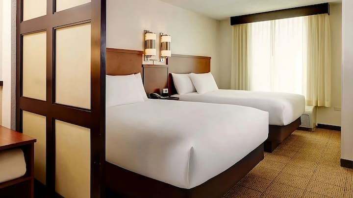 Hippie Hollow Park Tour! 4 Units! Pool, Parking! - Austin, TX