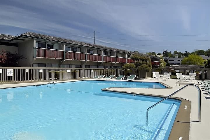 Pool View Unit With Free Breakfast! Pets Allowed! - Bellevue, WA