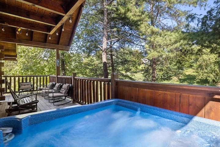 Stunning 2bd W/ Views! Hot Tub + Mins From Town! - Pigeon Forge, TN