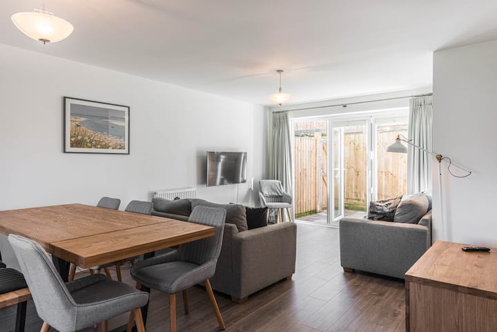 Beach Mews - Modern Townhouse With Patio And Private Parking - Broadstairs
