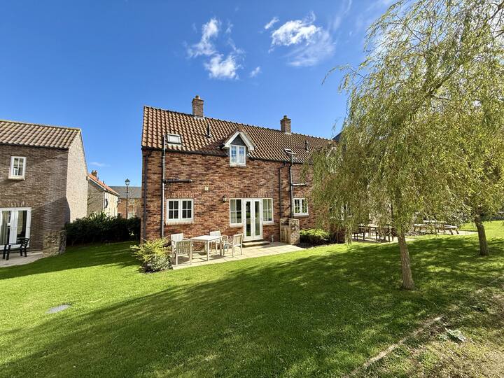 High Tide Cottage - Pool And Beach Access - Filey