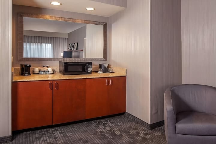 Contemporary Unit! Pets Allowed, Pool, Parking! - New Castle, DE
