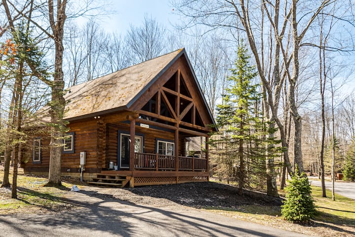 Evergreen, Wooded Views + Hot Tub - Oakland, MD