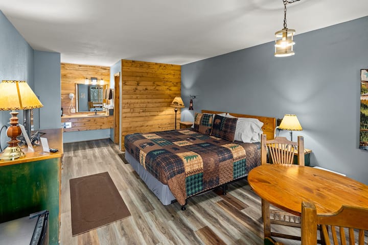 Forest View King Room At The Lookout Lodge - Eureka Springs, AR