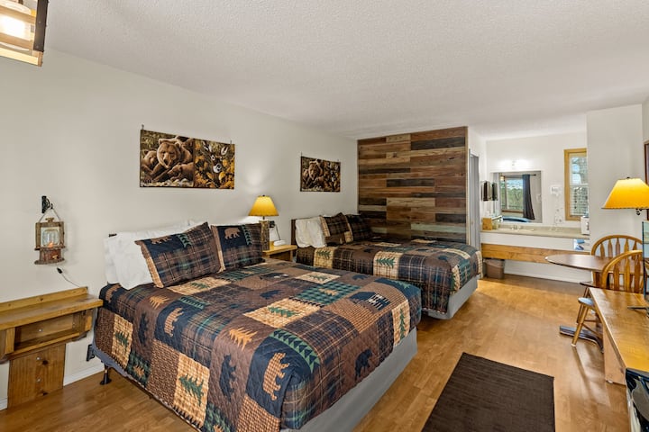 Deluxe Room With 2 Queen Beds At The Lookout Lodge - Eureka Springs, AR