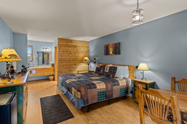 The Lookout Lodge - King Room - Eureka Springs, AR