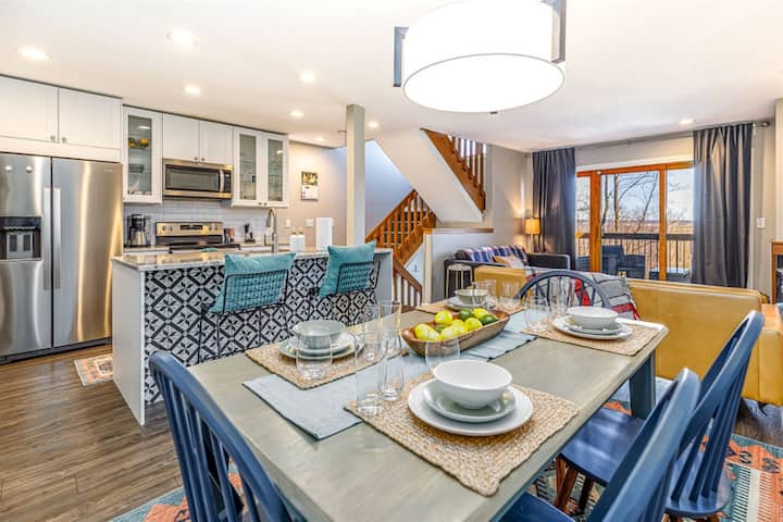 Cozy Escape | Golf Views, Fireplace, Dog-friendly - Galena, IL