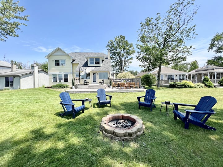 5br Sandy Pond Lake House | Dock | Fire Pit | Pets - Southwick Beach State Park, Henderson