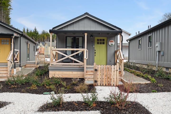 Seabrook's Right As Rain, Dog-friendly Cabin - Pacific Beach, WA