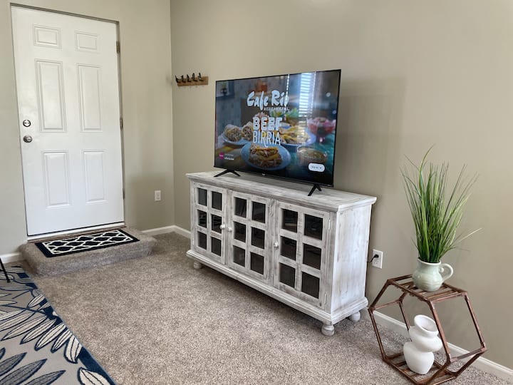 Cozy, Bright 2bd W/yard, Close To Dt-bikes Avail! - Manassas, VA