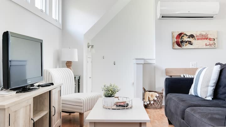 East Nash Hideaway ~ Close To Everything! - Nashville, TN