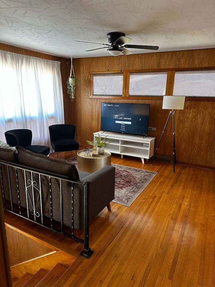 Mid-century Modern 4br Wif Smrttv, Coffee Patio - Wichita, KS
