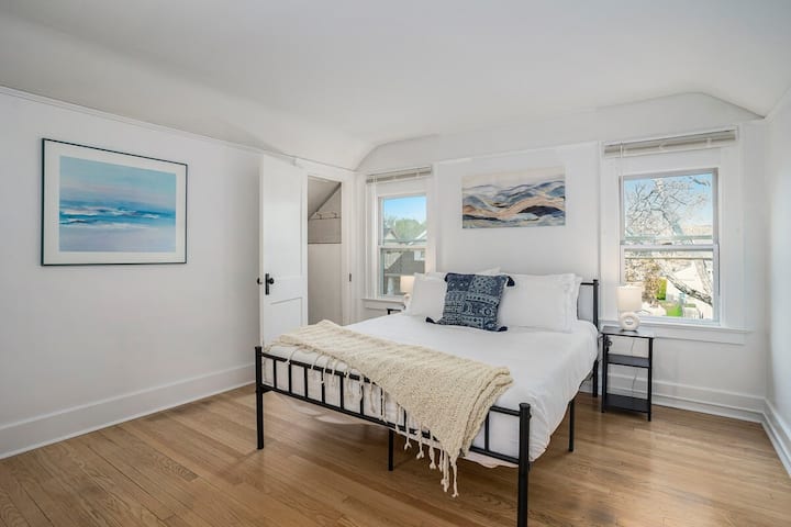 Contemporary Quarters - Modern Corporate Housing - Grand Rapids, MI