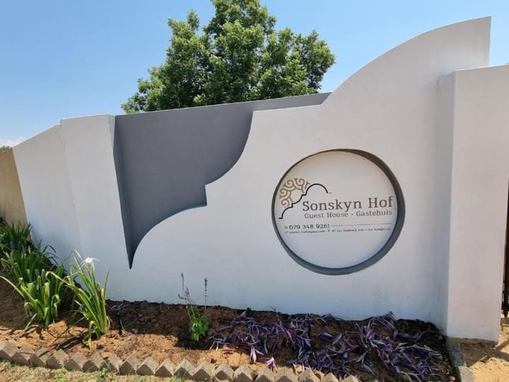 Sonskyn Hof Guest House | Superior King Room - Jan Kempdorp