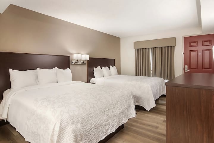 Explore Erie! 4 Comfortable Units, Pets Allowed! - Erie, PA
