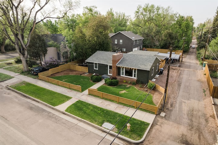 Dreamy Home! Fire Pit! One Block To Golf Course - Colorado Springs, CO
