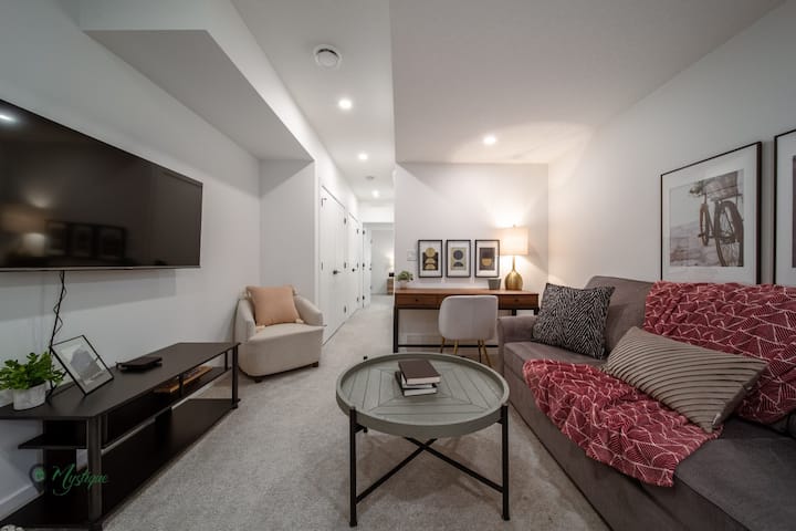 Sleeps 4 | Near Stollery, Uofa, Whyte Ave |Disney+ - Edmonton