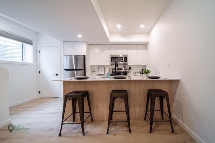 Sleeps 4 | Near Uofa & Whyte Ave | Disney+ - Edmonton
