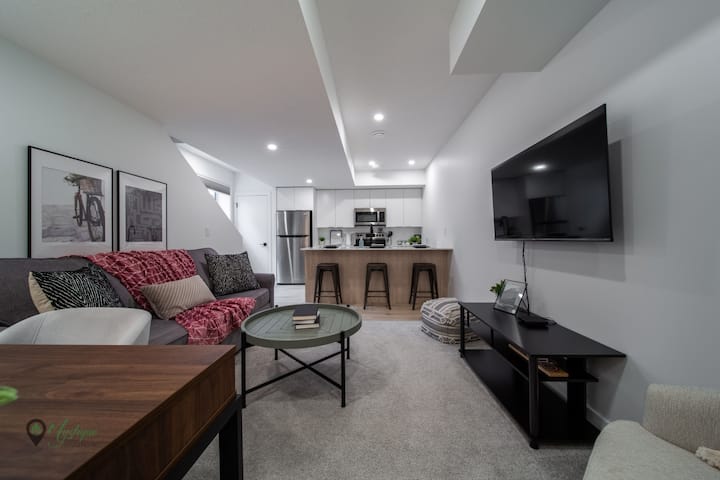 Sleeps 4 |Near Uofa, Stollery, Whyte Ave |Disney+ - Edmonton