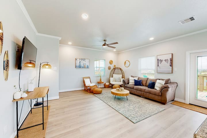Modern Dog-friendly 3br Near The Gulf, Great Decks - Freeport, TX