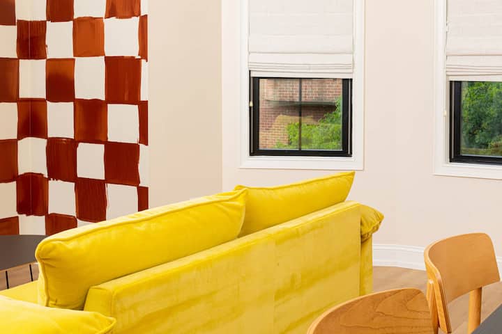 Cozy King 1 Bedroom Suite With Local Flair - Philadelphia, PA