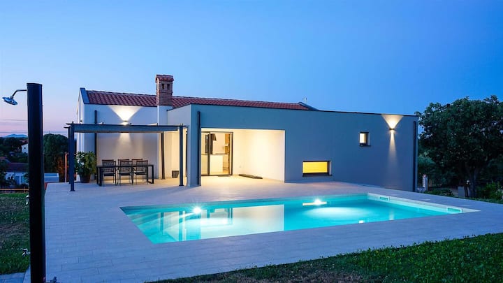 A Contemporary Villa With A Great Swimming Pool - Pula