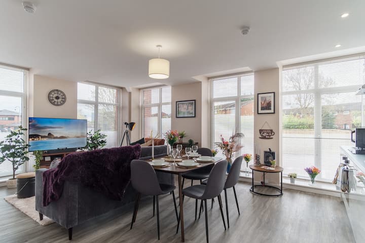 2 Bedroom Contemporary Apartment In Manchester - The Lowry