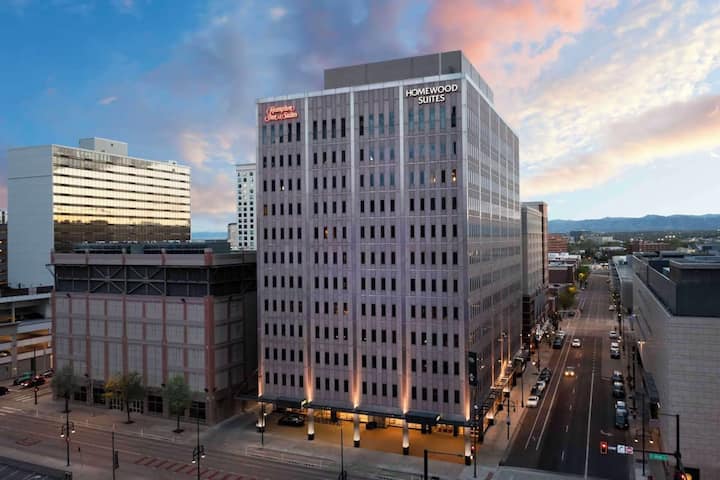 Steps To Convention Center + Breakfast. Pool. Gym. - University of Denver, Denver