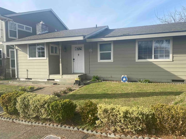 Charming Lake Washington Home With Yard - Renton, WA
