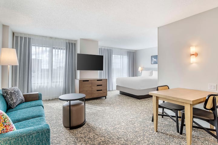 Pet-friendly Stay! Free Breakfast, Outdoor Pool! - San Antonio, TX