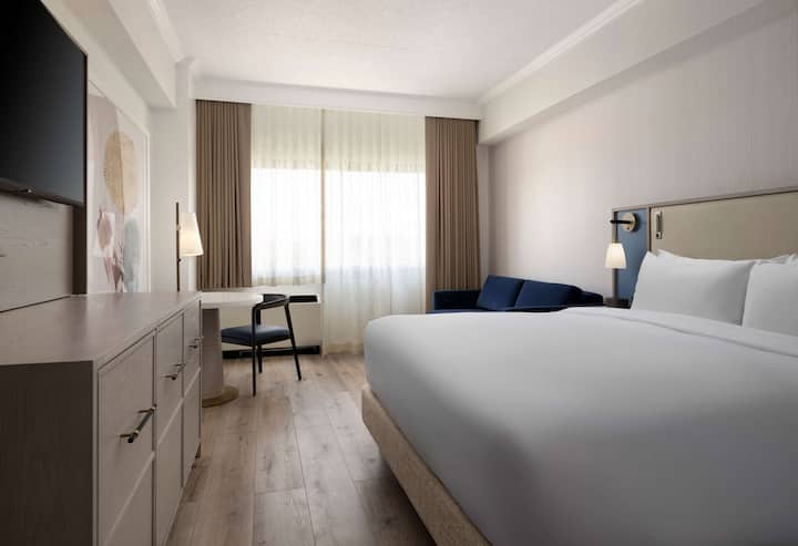 White Plains Stay! Pool & Free Shuttle Available! - White Plains, NY