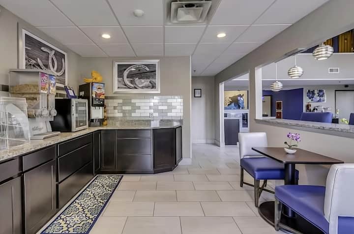 Indulge In Amazing Views! W/ Free Breakfast! - Lexington, KY